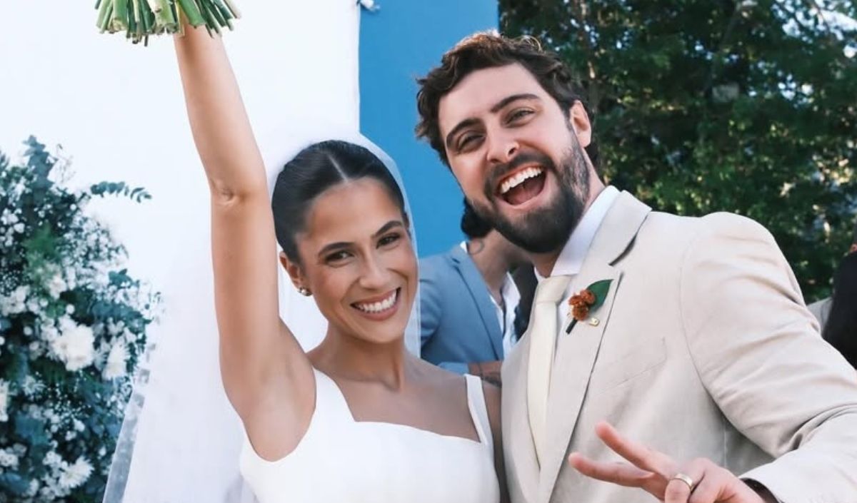 Vestido de noiva minimalista com decote profundo e laço gigantesco nas ...