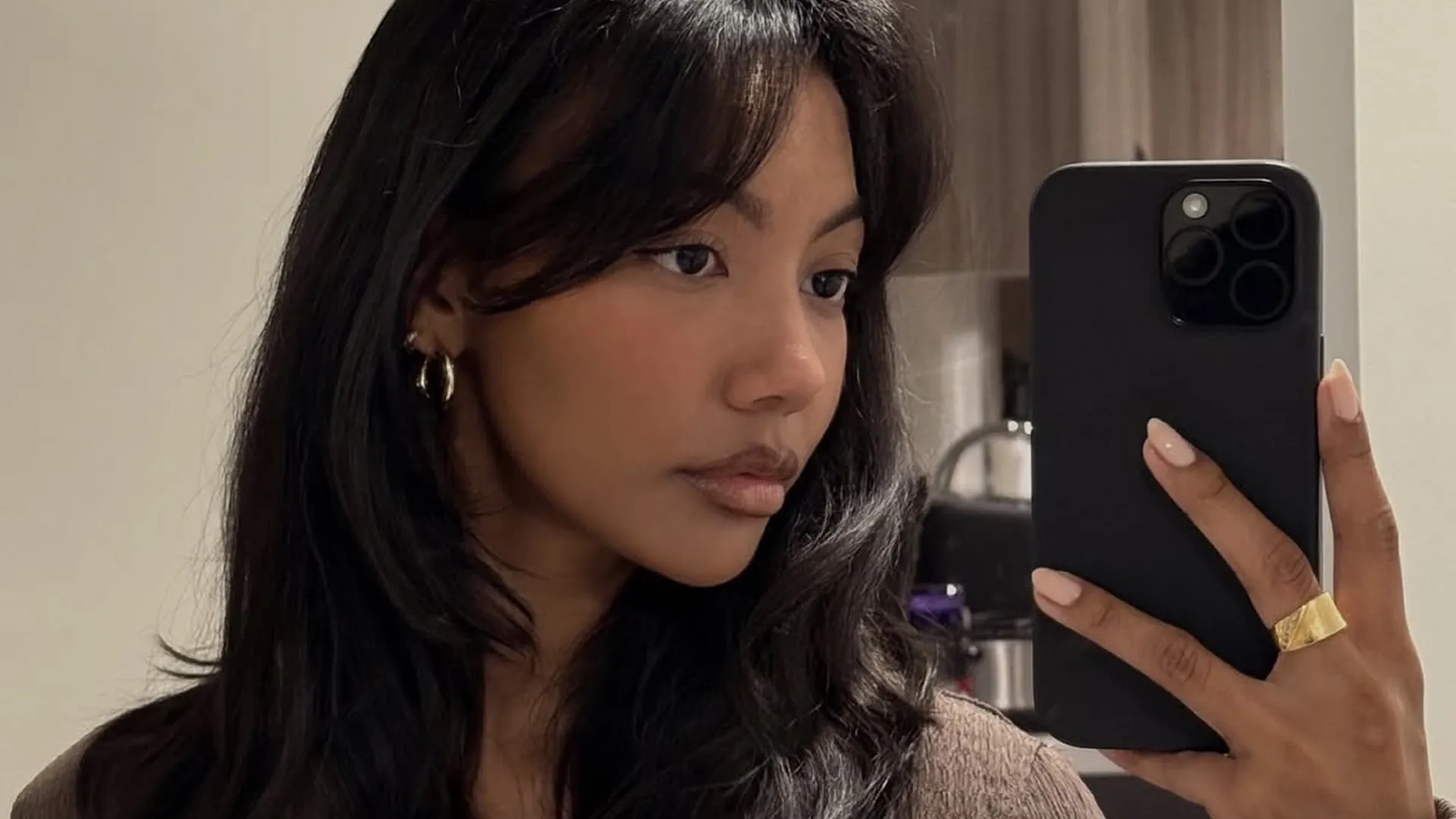 Hair we go again: zó style je jouw uitgegroeide bangs