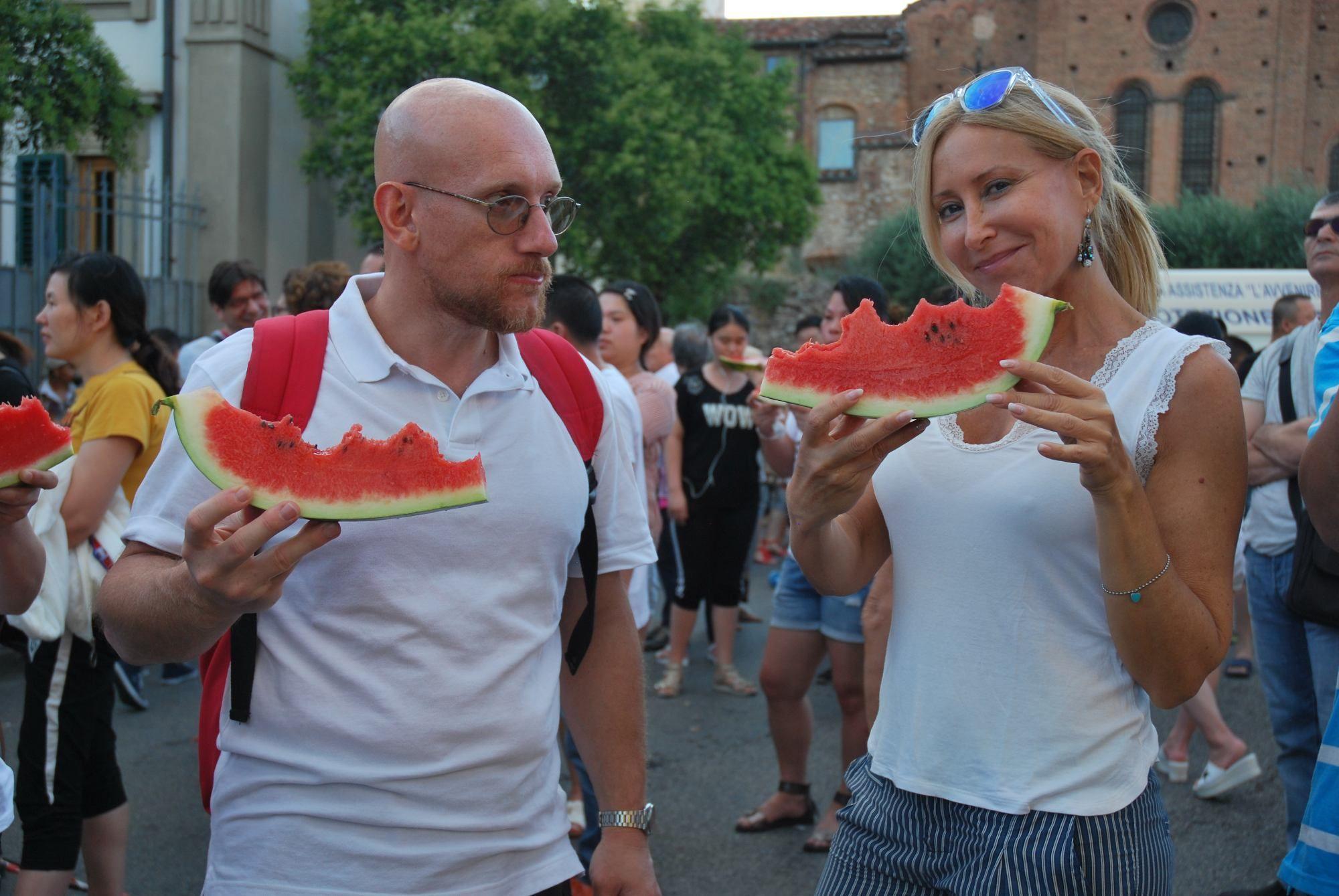 Meglio mangiare cibi leggeri e bere molto
