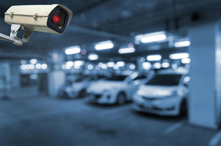 Deze parking hing vol camera’s, toch verdwenen er 27 luxeauto’s