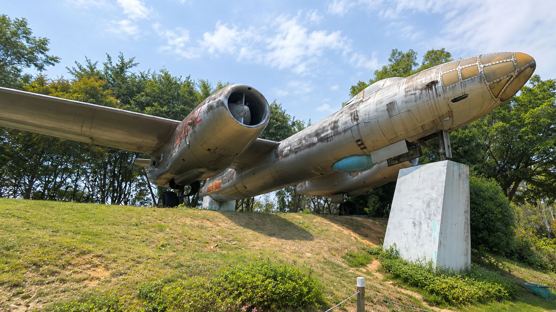 Este avião com aparência de abandonado transforma uma colina verde em ...