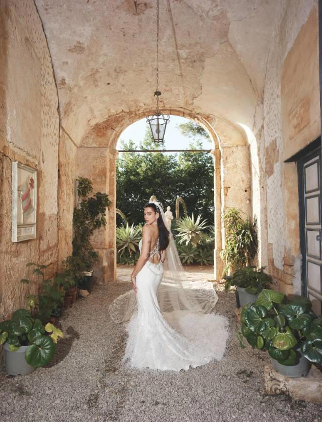 Dua Lipa khoe ảnh cưới