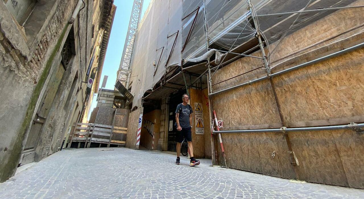 Pesaro, in via Mazza si smonta la super gru. Per i residenti è la fine ...