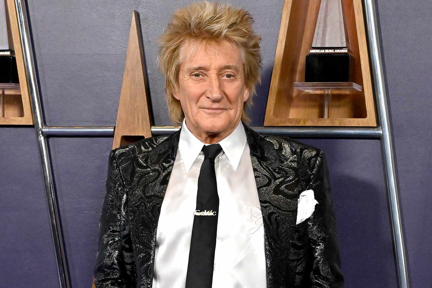 Rod Stewart pauses concert to use oxygen tank after nearly fainting onstage