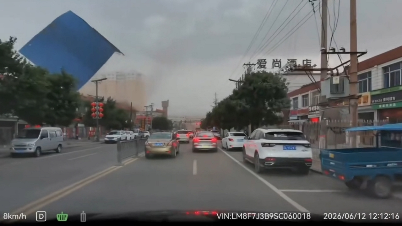 Steel roof blown off and smashes cars in Shanxi storm