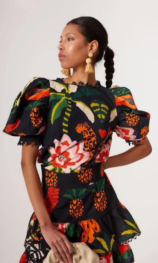 Ni liso ni aburrido: Nuria Roca enamora con un top de estampado ...