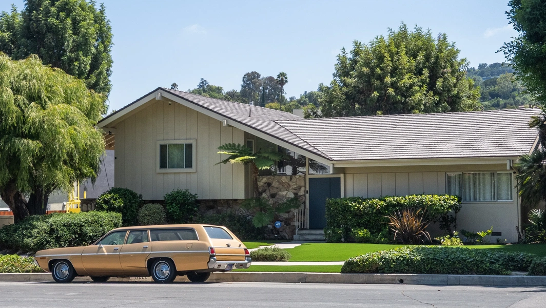 10-real-life-homes-behind-iconic-sitcoms