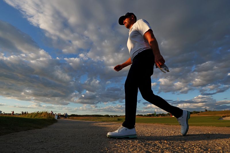 Golf-Clark laments 'flat' atmosphere with US Open win within reach