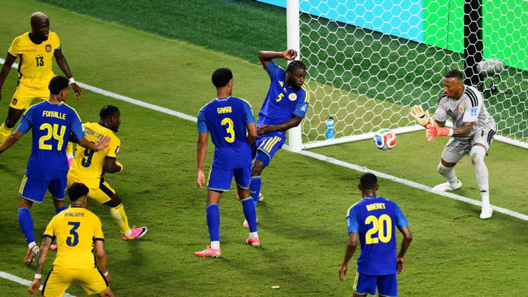 Curaçao keeper Room ties Howard's World Cup save record in draw