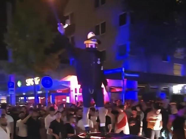 Mann zeigt in Kassel Hitlergruß auf Mustang-Dach: Fußballfans reißen ...