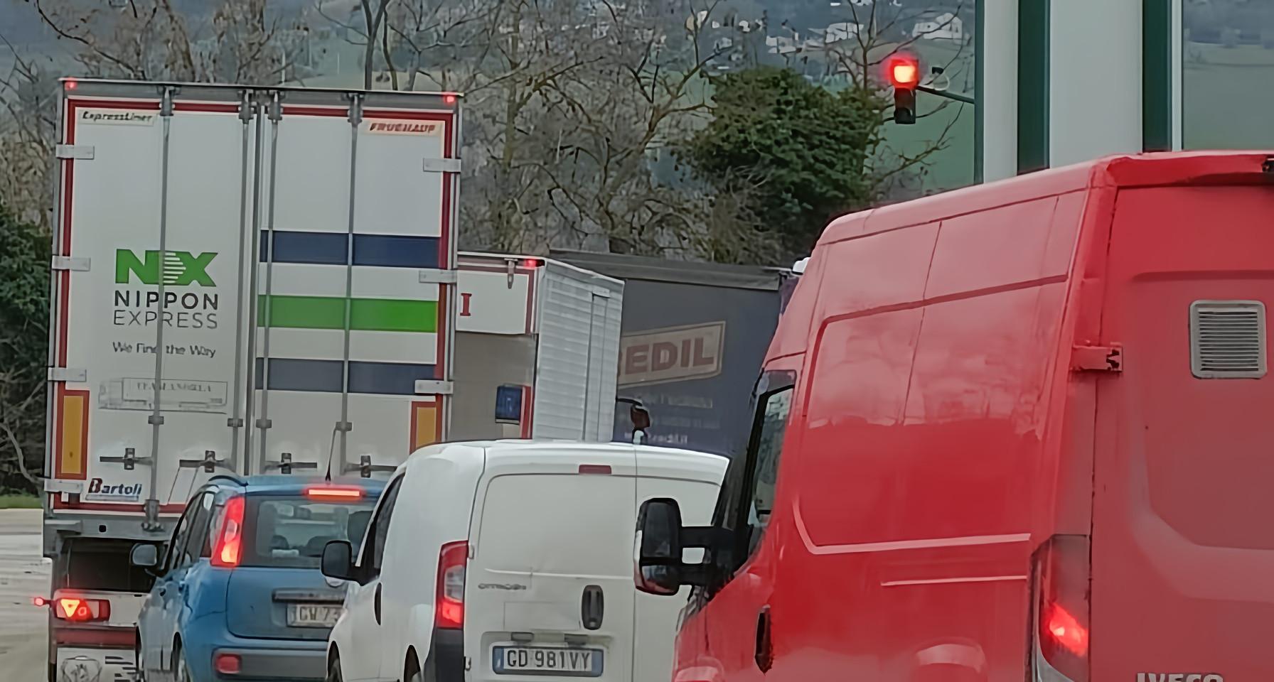 Buche, semaforo e rallentamenti. Cantiere sul ponte dell’Ancaranese, il ...
