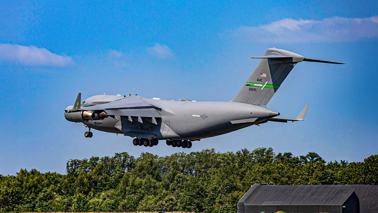 How the C-17 Globemaster drops 25,000 feet in 2 minutes using inflight ...
