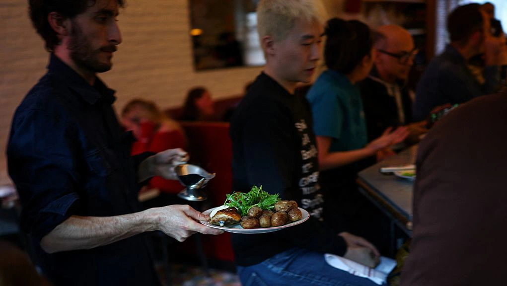 Rising fast food costs drive diners to sit‑down options