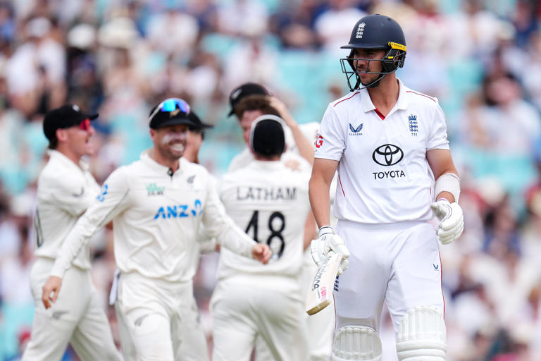 England crumble as New Zealand seal comprehensive second test win