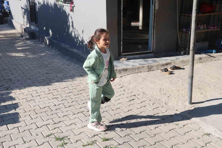 Depremde ailesini kaybeden Zeynep, amcasına 'baba', yengesine 'anne ...