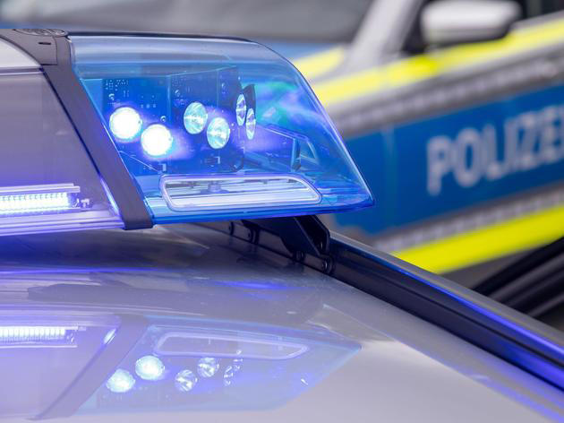 Falscher Nachbar lädt 81-Jährigen zur Einweihung ein – und stiehlt Schmuck