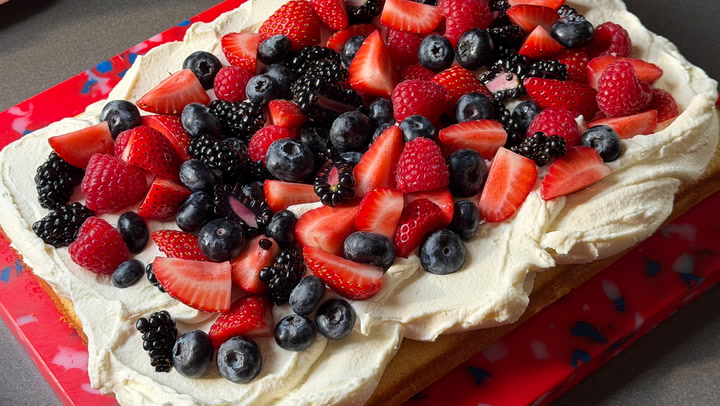 How to make berry chantilly sheet cake