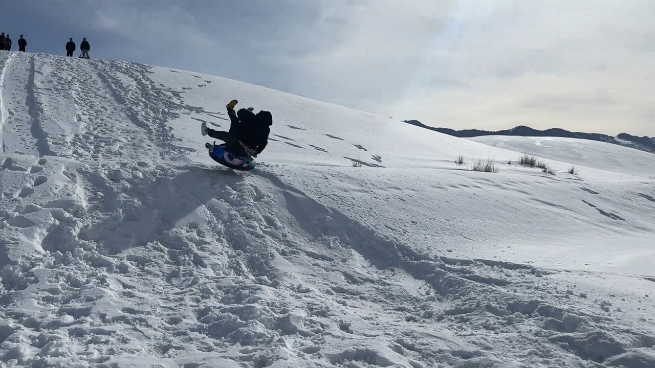 Hilarious snow tubing wipeout in Xinjiang!