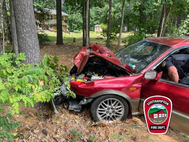 Vehicle crashes into tree in Southampton, leaving one injured