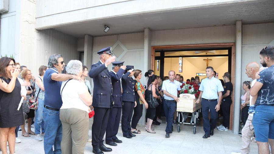 Naufragio del Luigino, grande folla a Tortolì per i funerali di Enrico ...