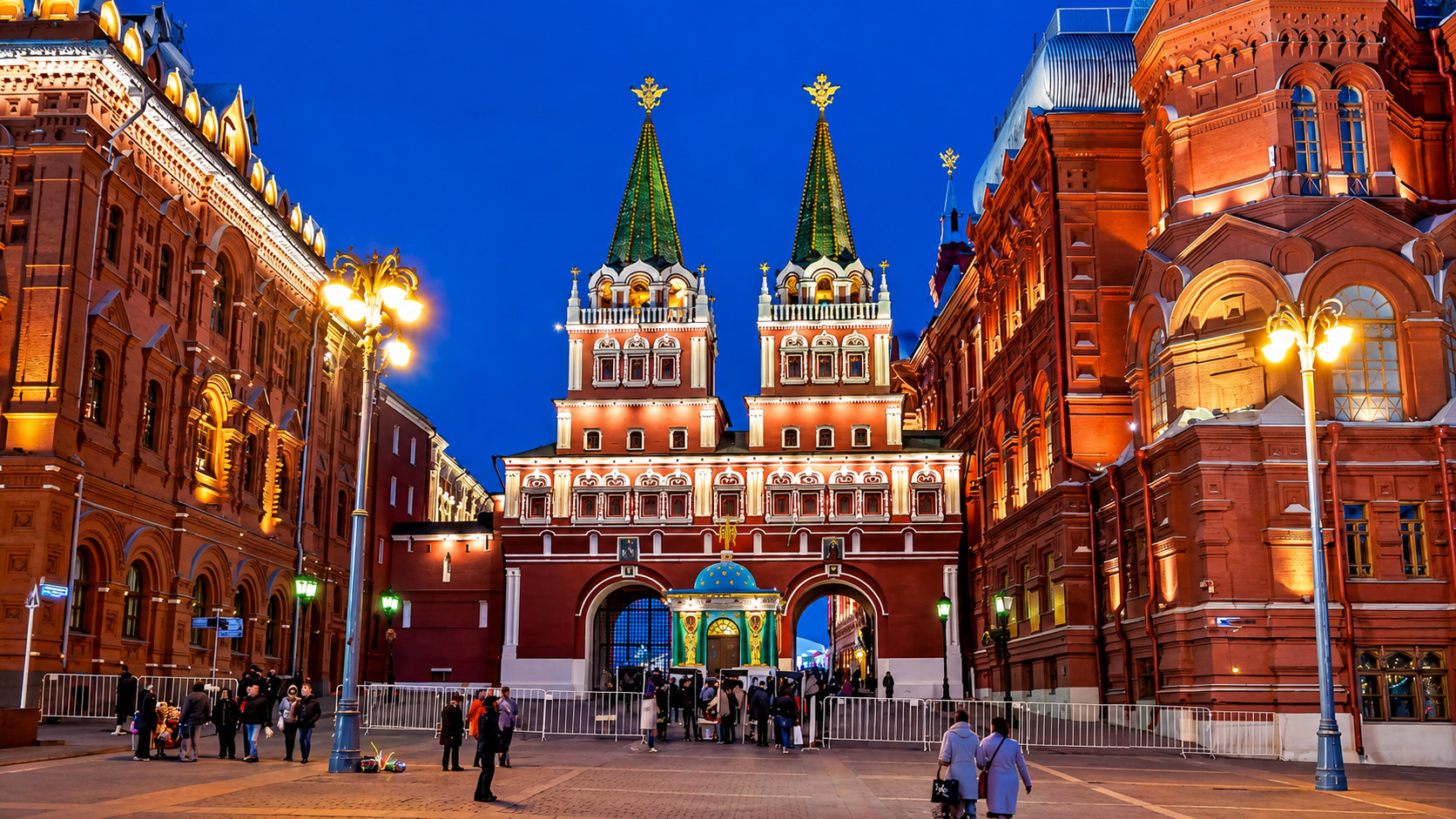 Moscow’s historic triumphal arch glowing at night
