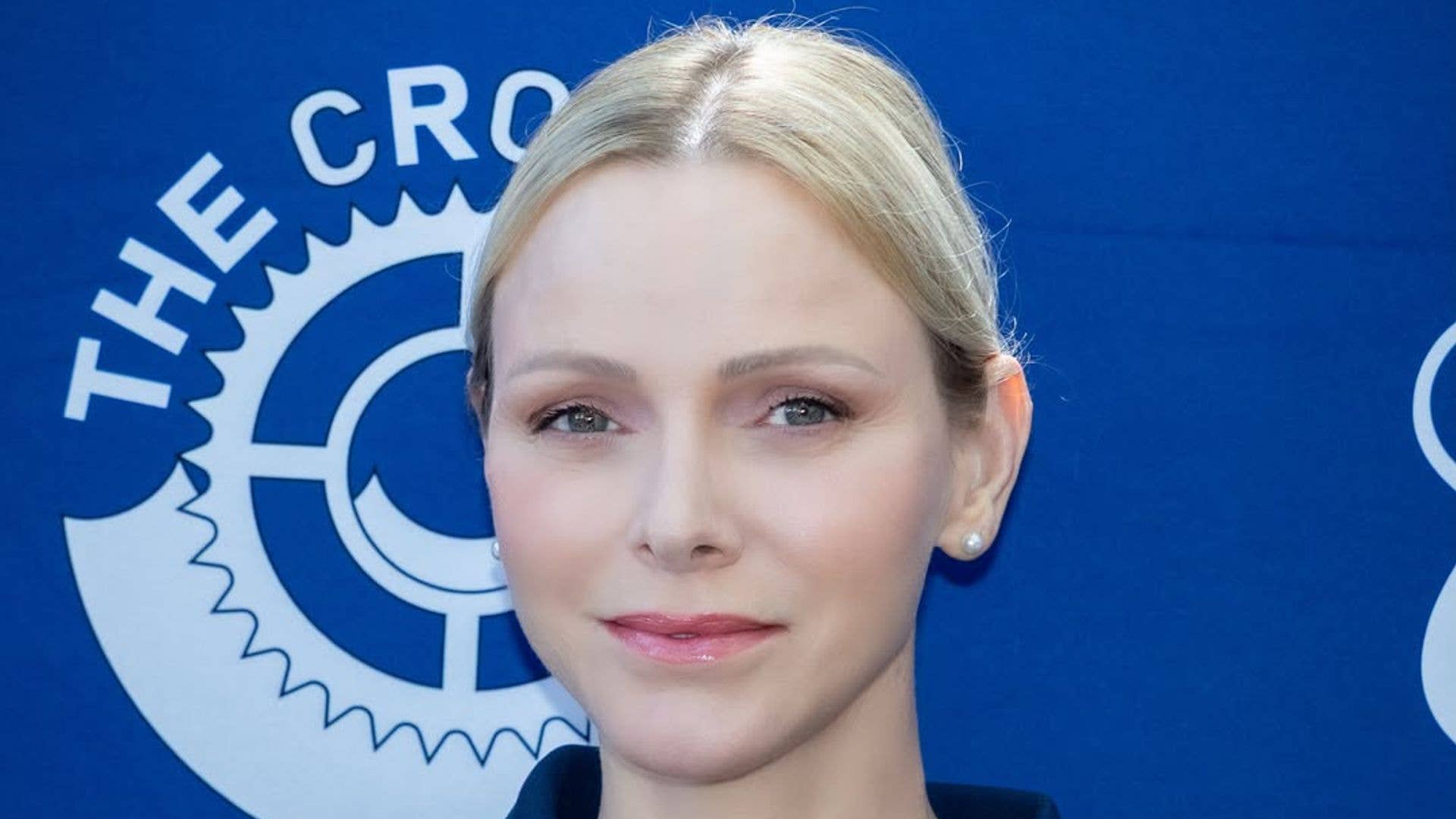 Princess Charlene flies under the radar in casual look for beach outing ...