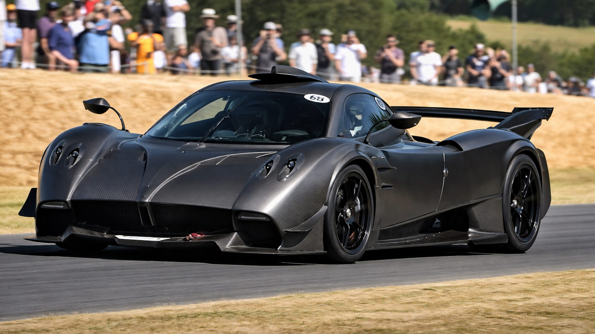 Pagani Huayra R runs with precision and huge power on the track