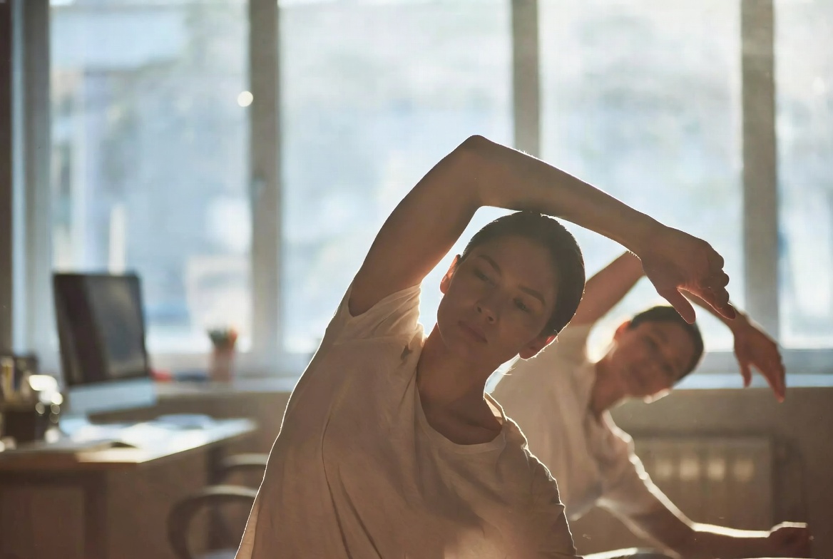 5 esercizi da 5 minuti di stretching per chi sta troppo seduto