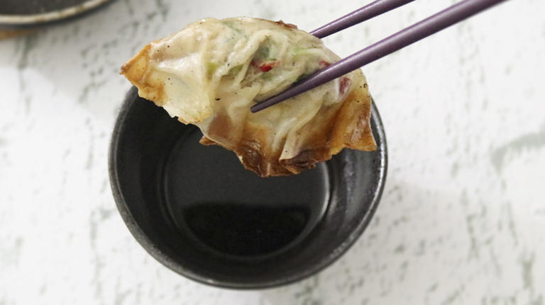 What the table condiments at a ramen restaurant are actually for (not ...