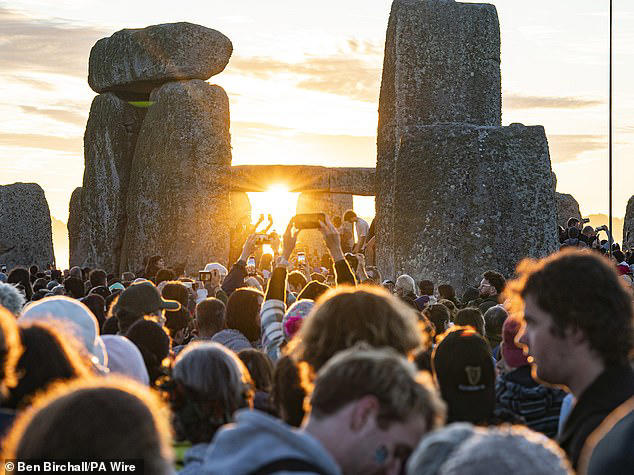 Sun-worshippers flock to Stonehenge to celebrate summer solstice as sun ...