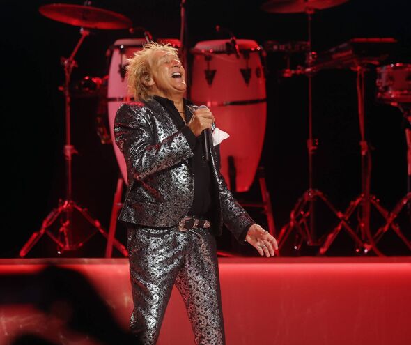 Rod Stewart uses oxygen tank on stage in Salt Lake City after concert ...
