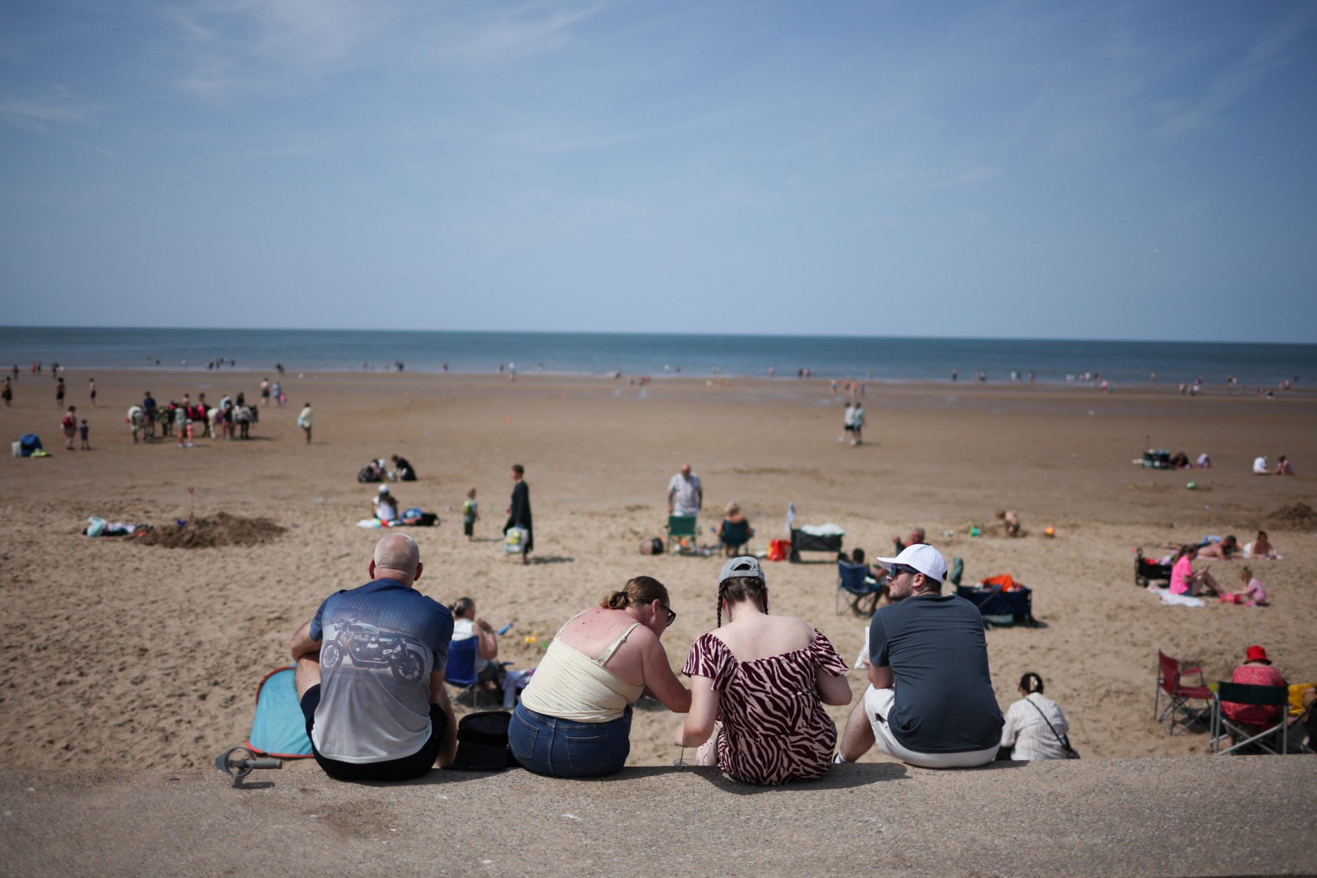 UK temperatures to reach 37C with extreme heat warning issued