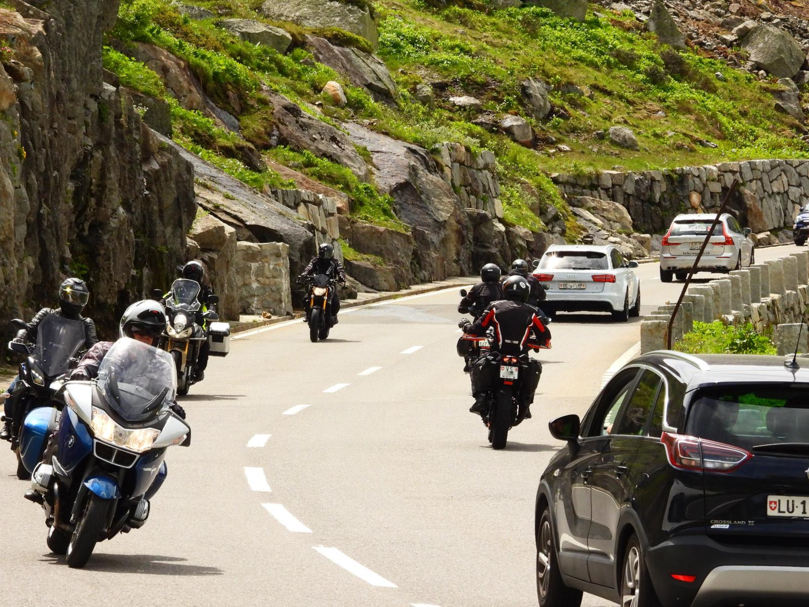 Überhol­manöver am Grimsel­pass endet für zwei Töfffahrer im Spital