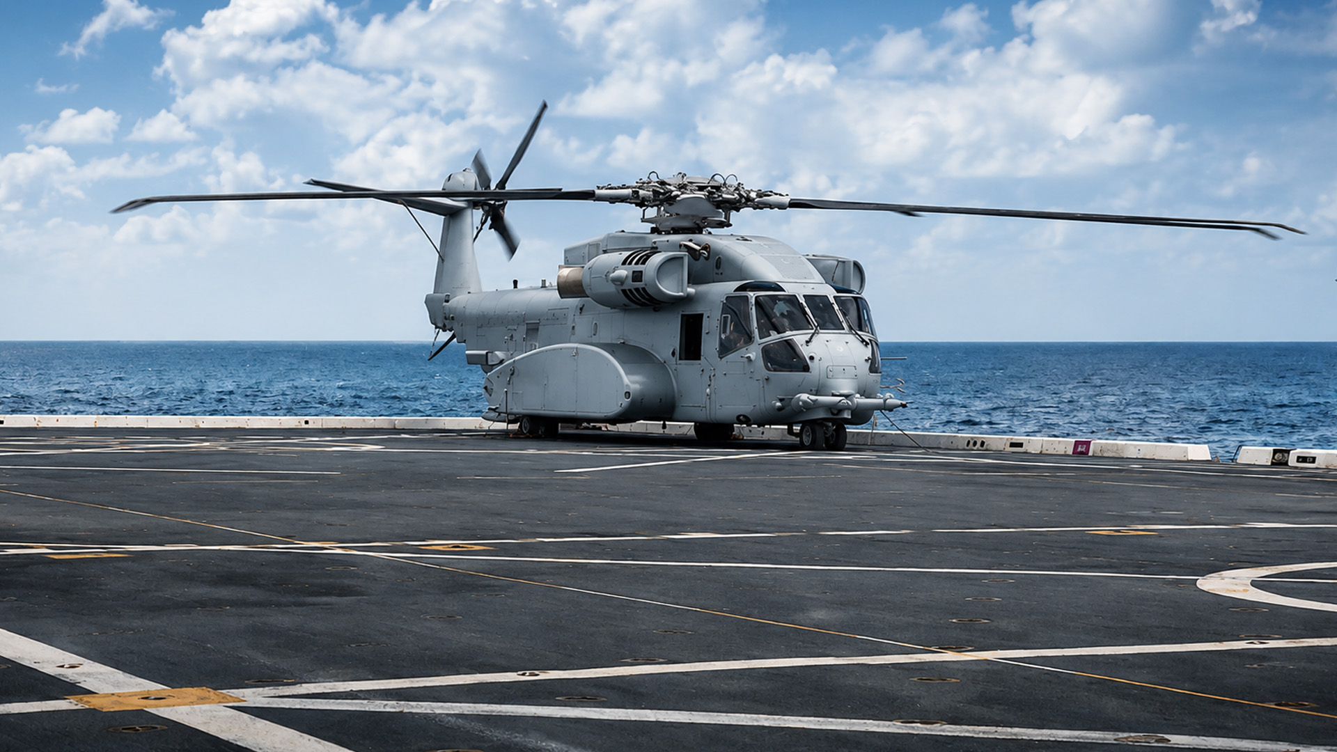 Marines de EE. UU. pasan de un buque de guerra a otro en helicóptero