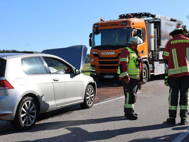 Autofahrer kracht frontal in Lkw – wichtige Verkehrsachse gesperrt