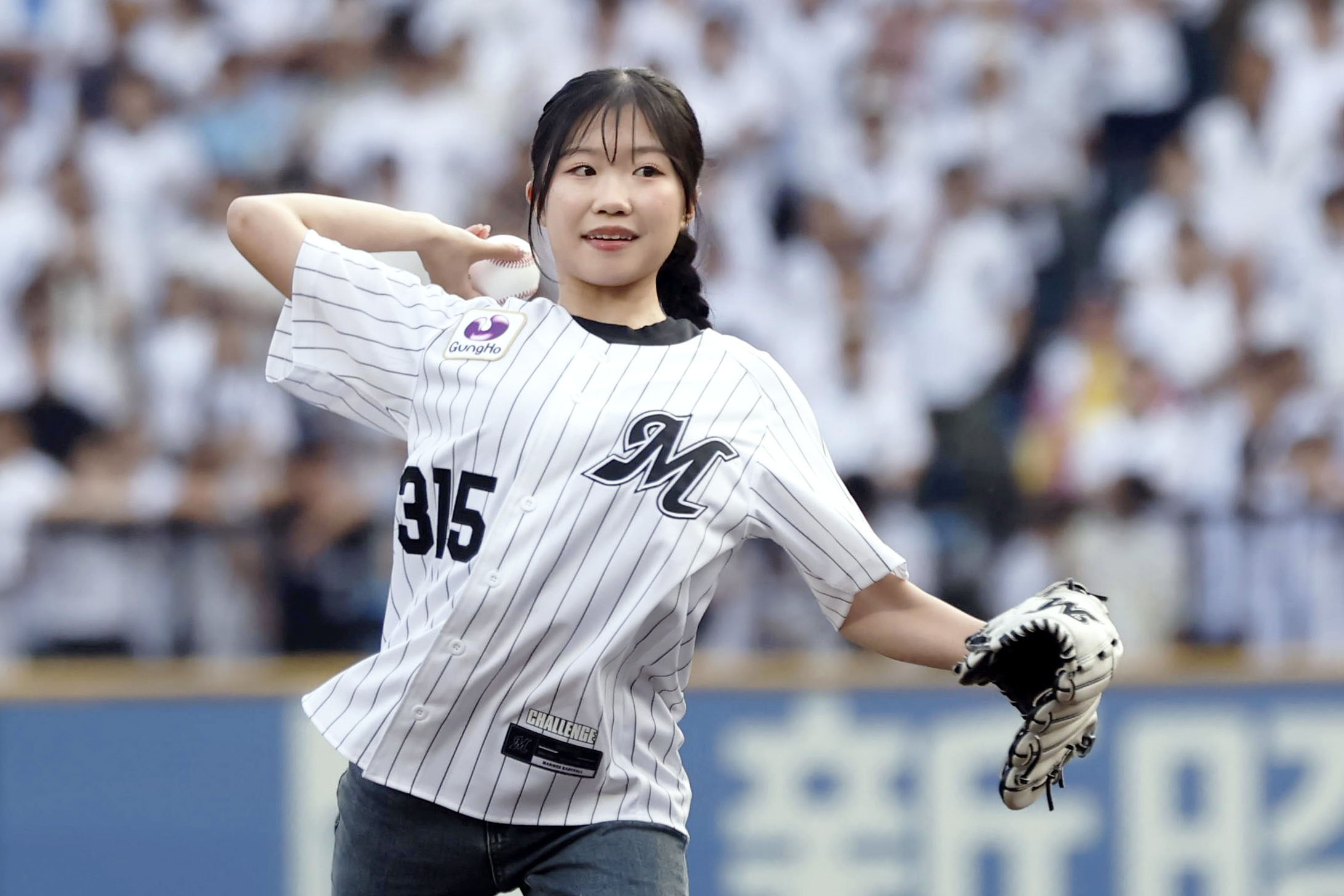 フィギュア中井亜美「90点」 ZOZOマリンで始球式