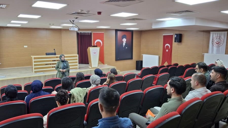 Kars’ta Aile ve Sosyal Hizmetler personeline teknoloji bağımlılığı eğitimi
