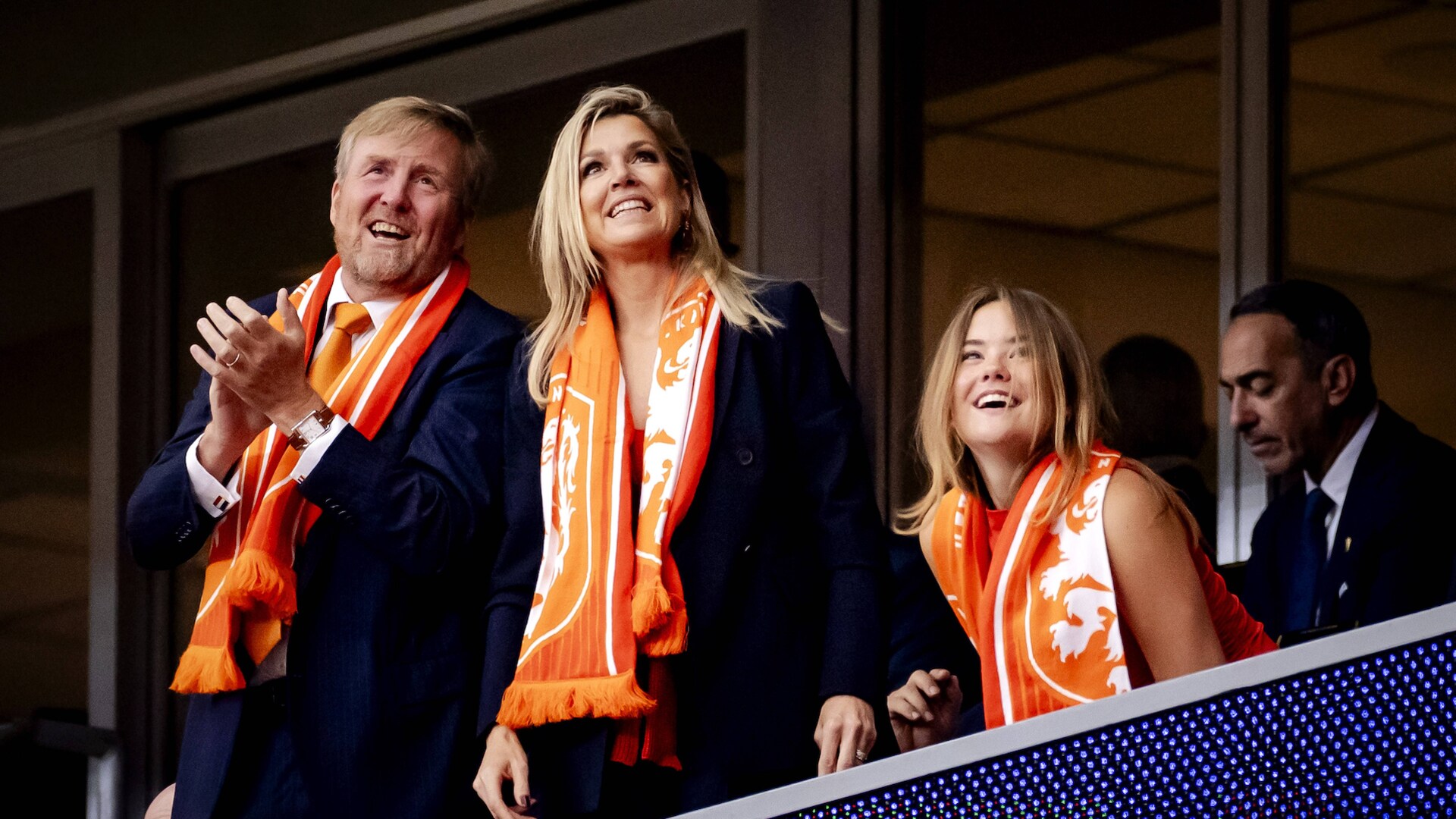 König Willem-Alexander und Königin Máxima jubeln im WM-Stadion – mit ...