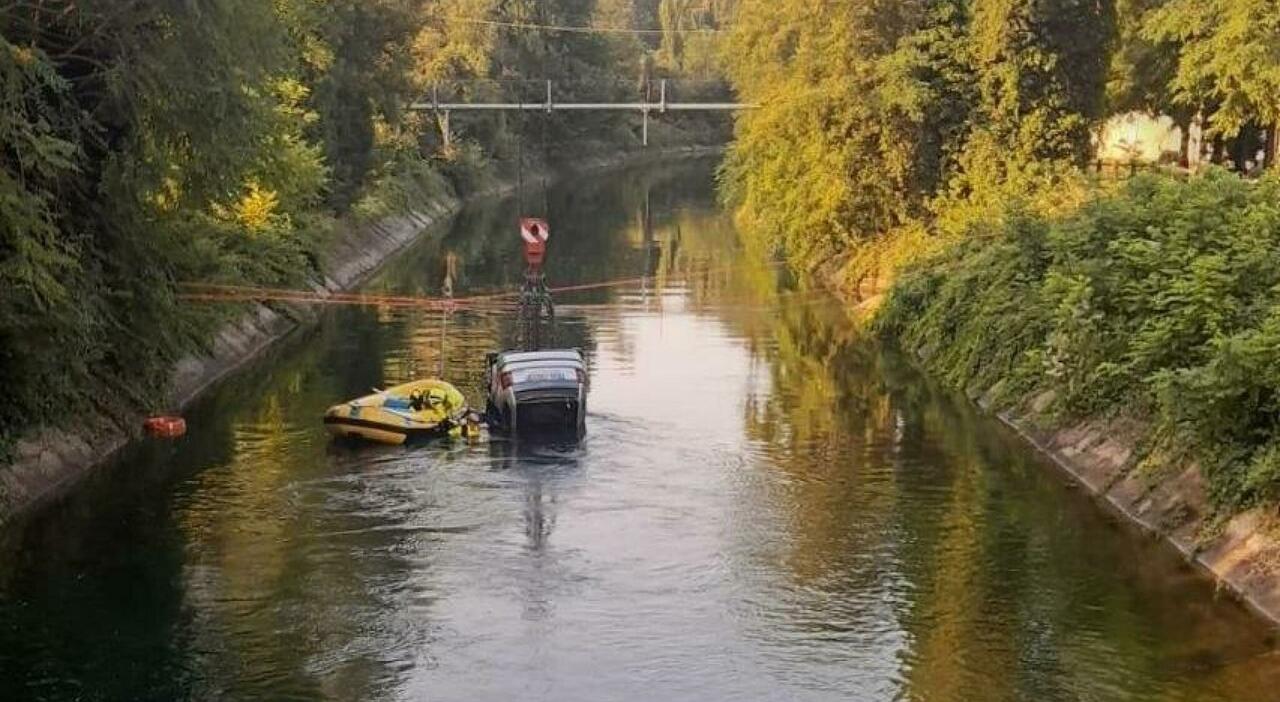 In nove in auto precipitano nel canale: morti tre 17enni. Il 19enne ...