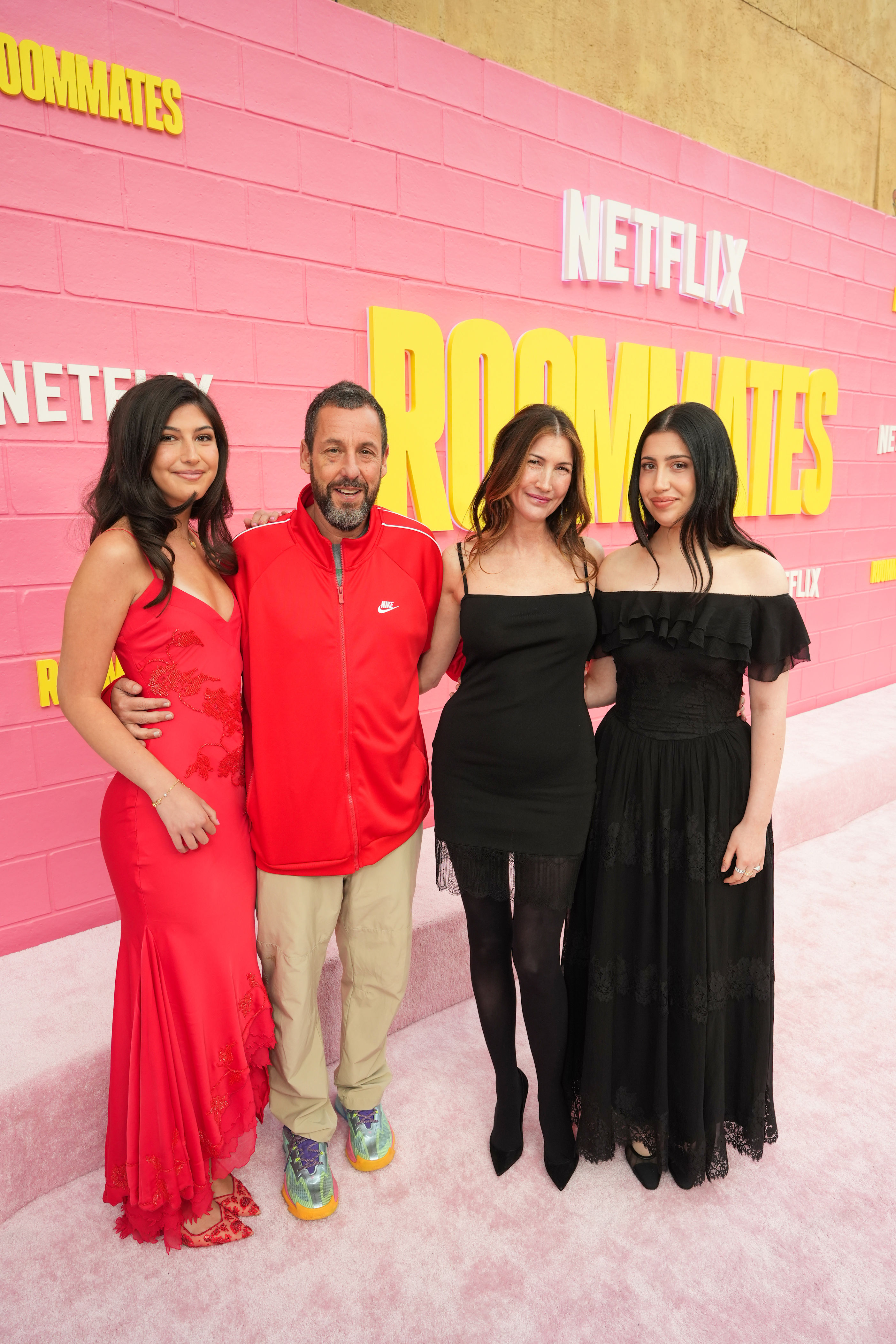 Adam Sandler lányai kész nők már: a színész családja ragyogott a vörös ...