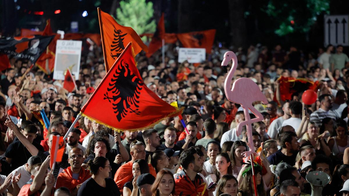 Albanien: Zehntausende protestieren gegen Luxus-Bauprojekt mit Trump ...