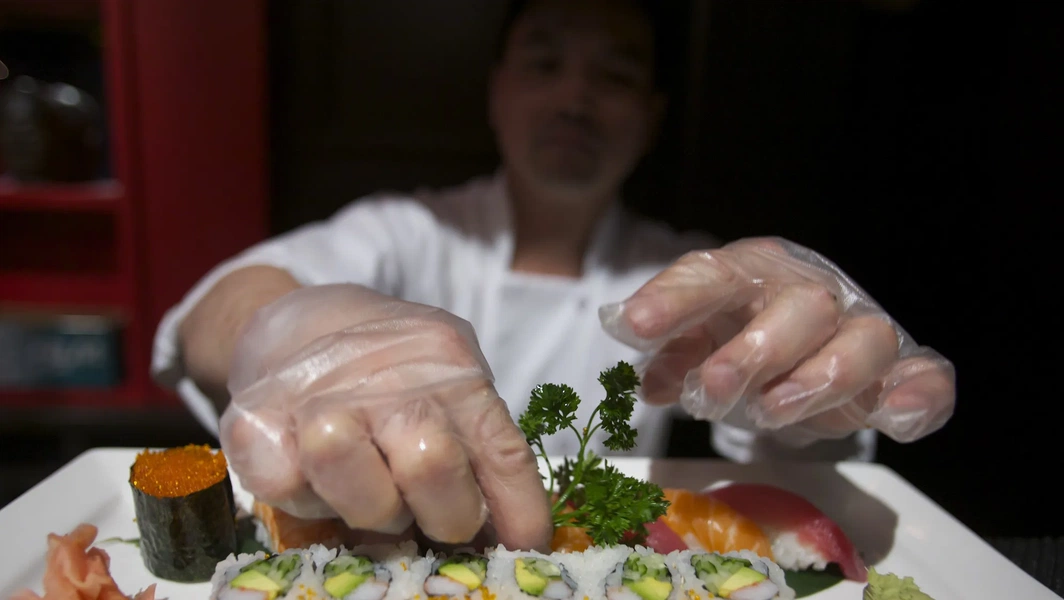11 warning signs of unsafe sushi restaurants