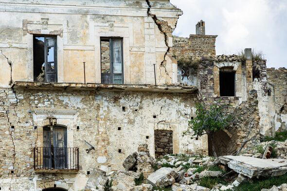 Abandoned ghost town once home to 2,500 people still perched on 1,300ft ...