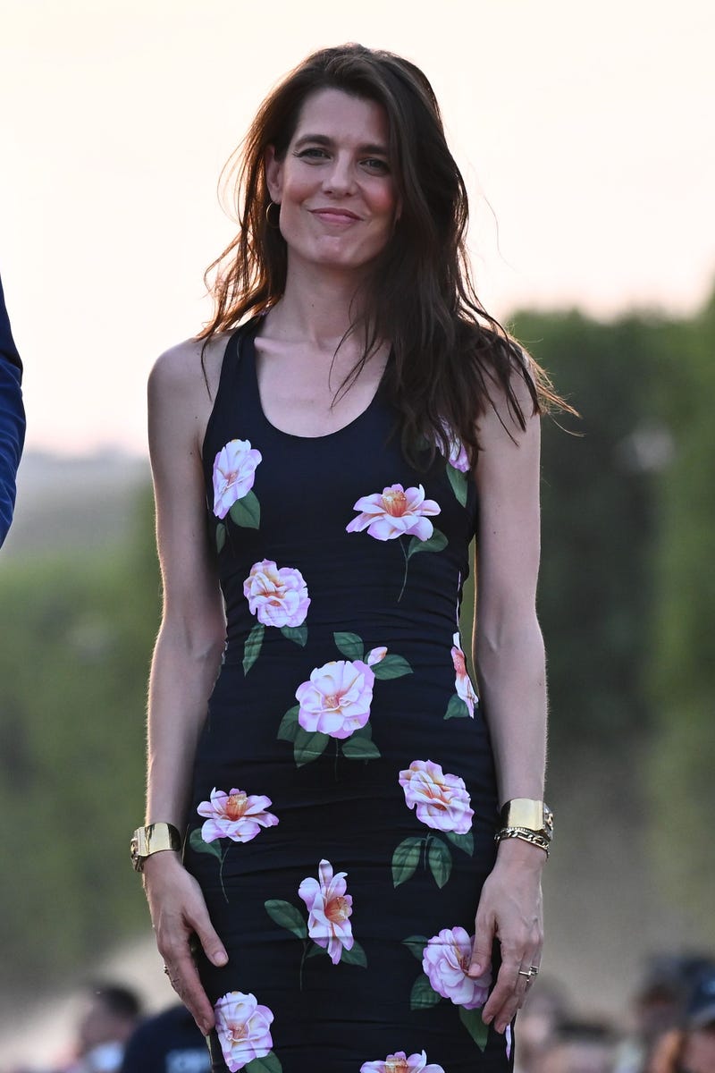Carlota Casiraghi, musa de la elegancia con un vestido de flores en París