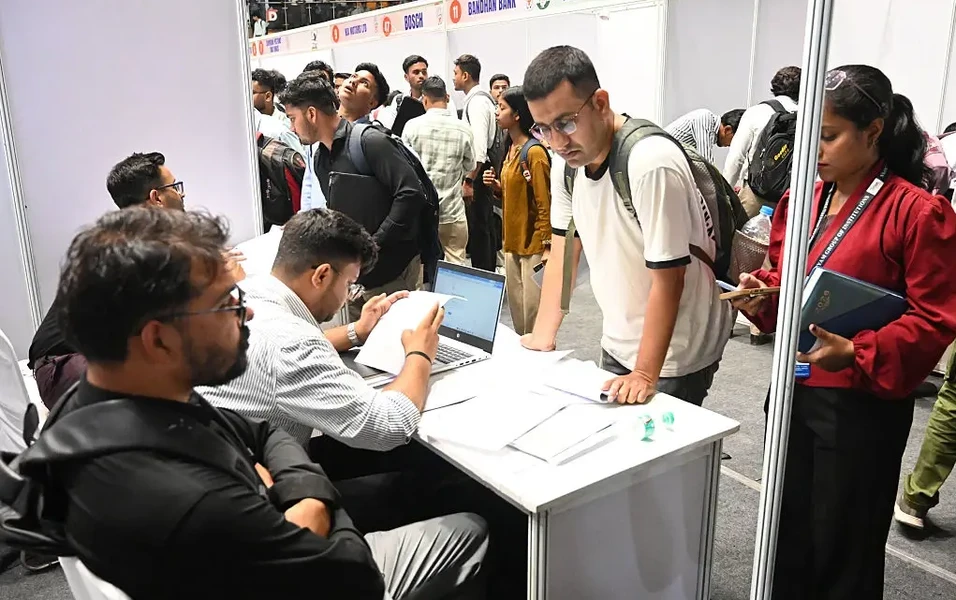 Experts warn degrees alone no longer secure graduate jobs