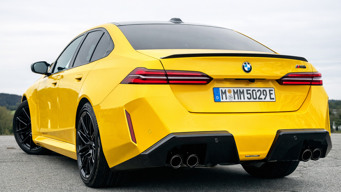 BMW M5 reaches top speed on the Autobahn