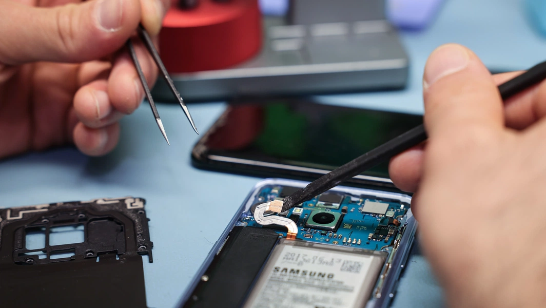 Samsung smartphone screen repair costs and options