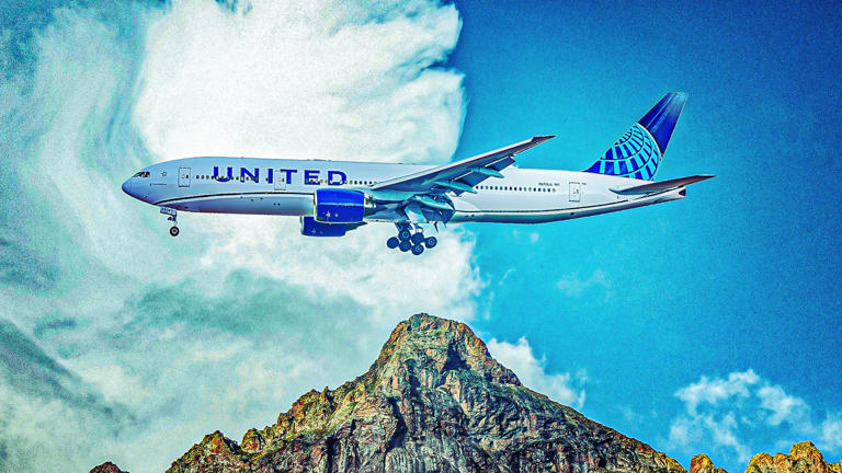 15 loud bangs: United 777 to Munich makes emergency landing in Houston ...