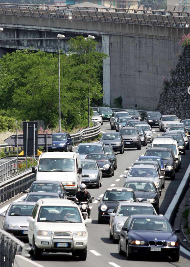 Morto un motociclista sull'A26, ferita una giovane