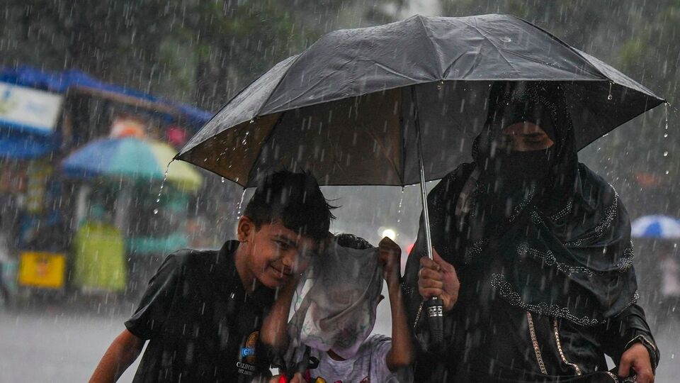 Rains lash Mumbai, IMD issues orange alert in parts of Maharashtra; hot ...